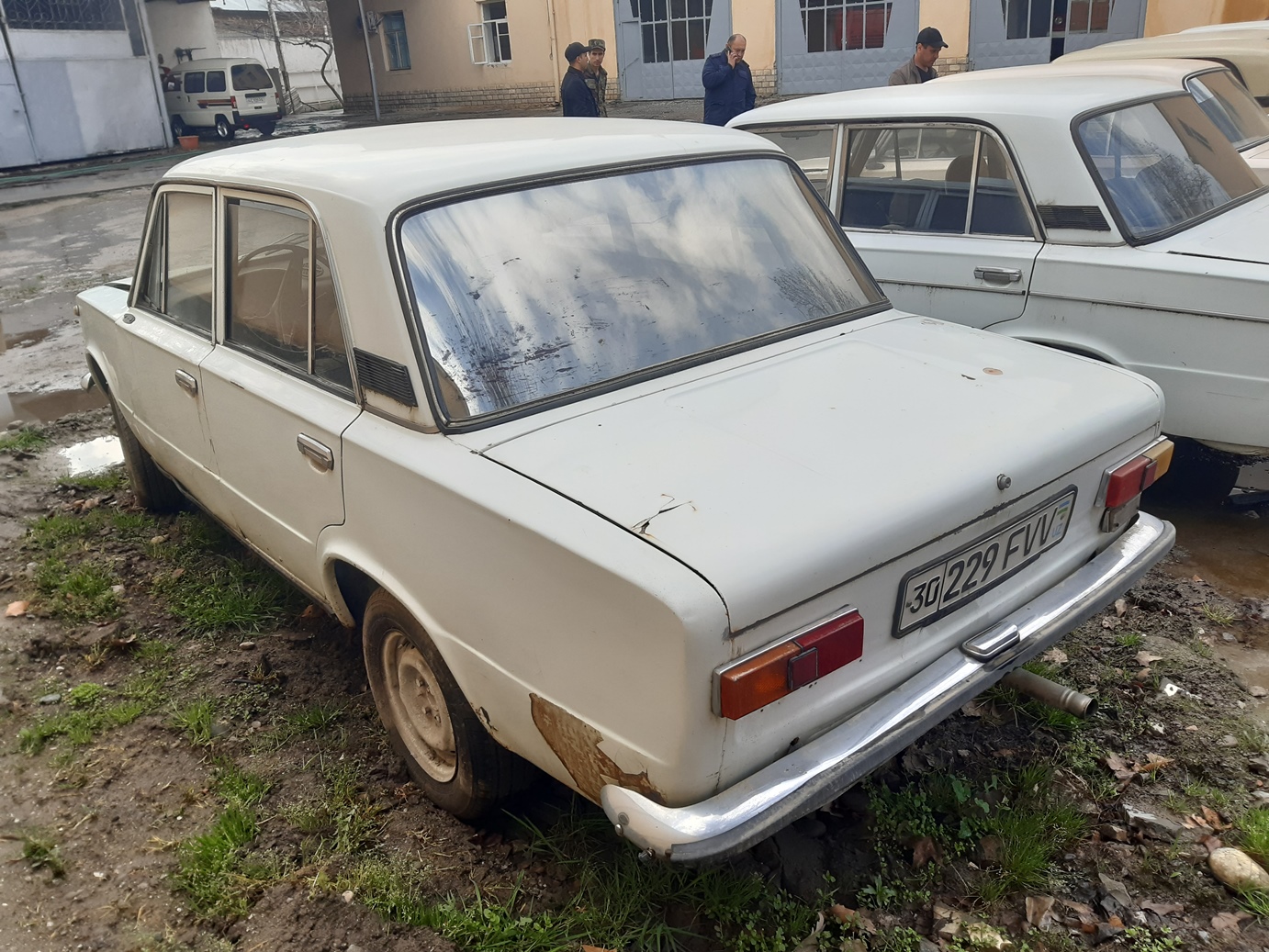 "VAZ 21013" русумли автотранспорт воситаси, давлат рақами 30 229 FVV.