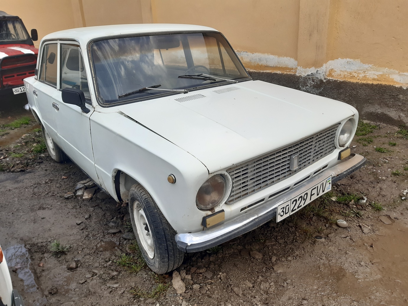 "VAZ 21013" русумли автотранспорт воситаси, давлат рақами 30 229 FVV.